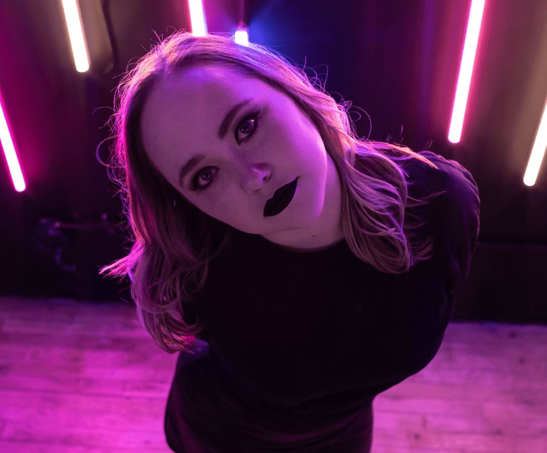 Listen: Zoe Moss - 'The Operator' - Soundsphere magazine