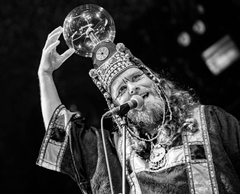 HENGE share new single, "Get A Wriggle On" - Soundsphere magazine